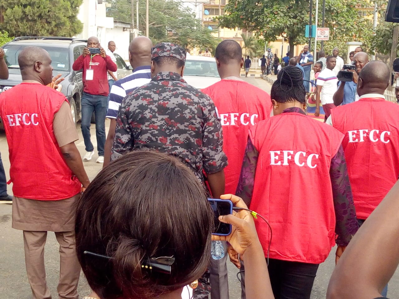 EFCC operatives allegedly held hostage by staff, students in Oyo ...